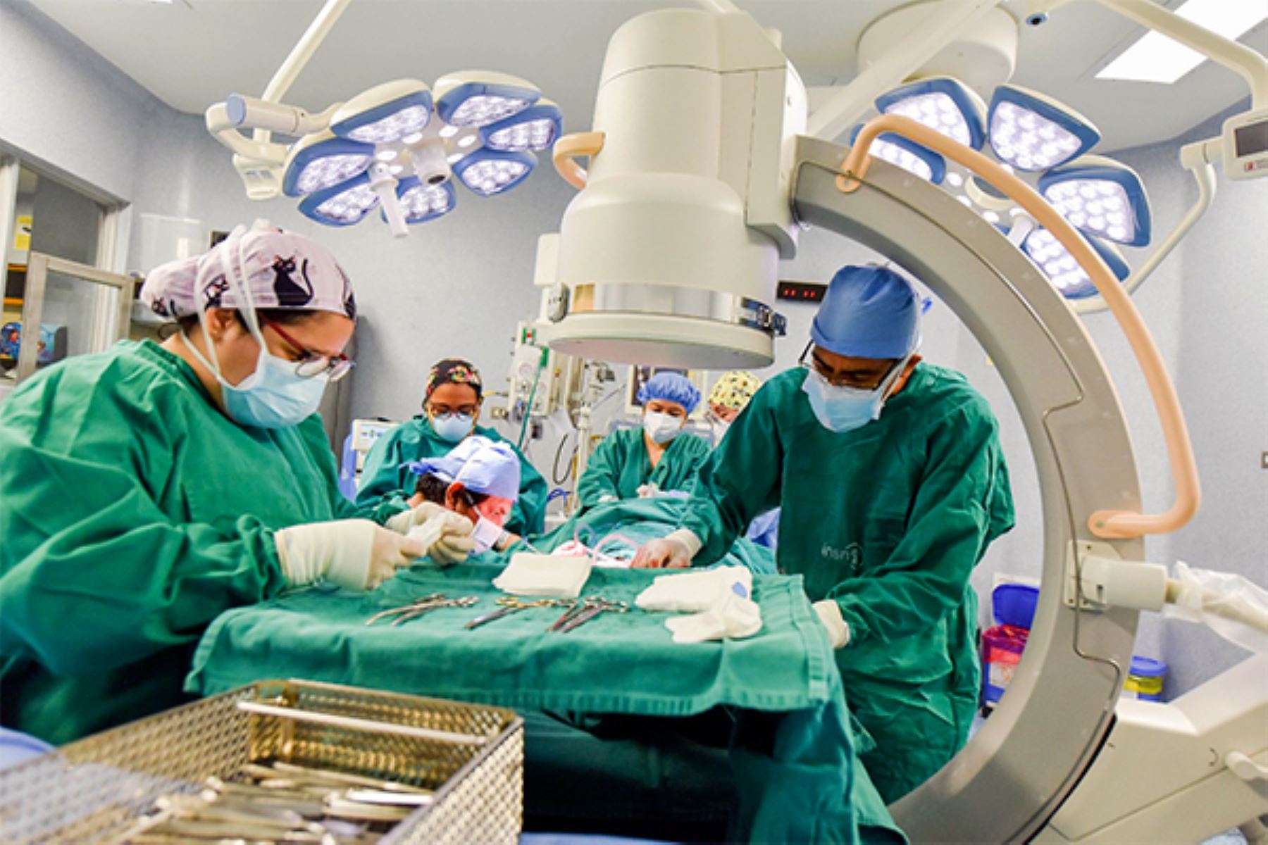 Practican con éxito una césarea a una italiana en plena operación ...