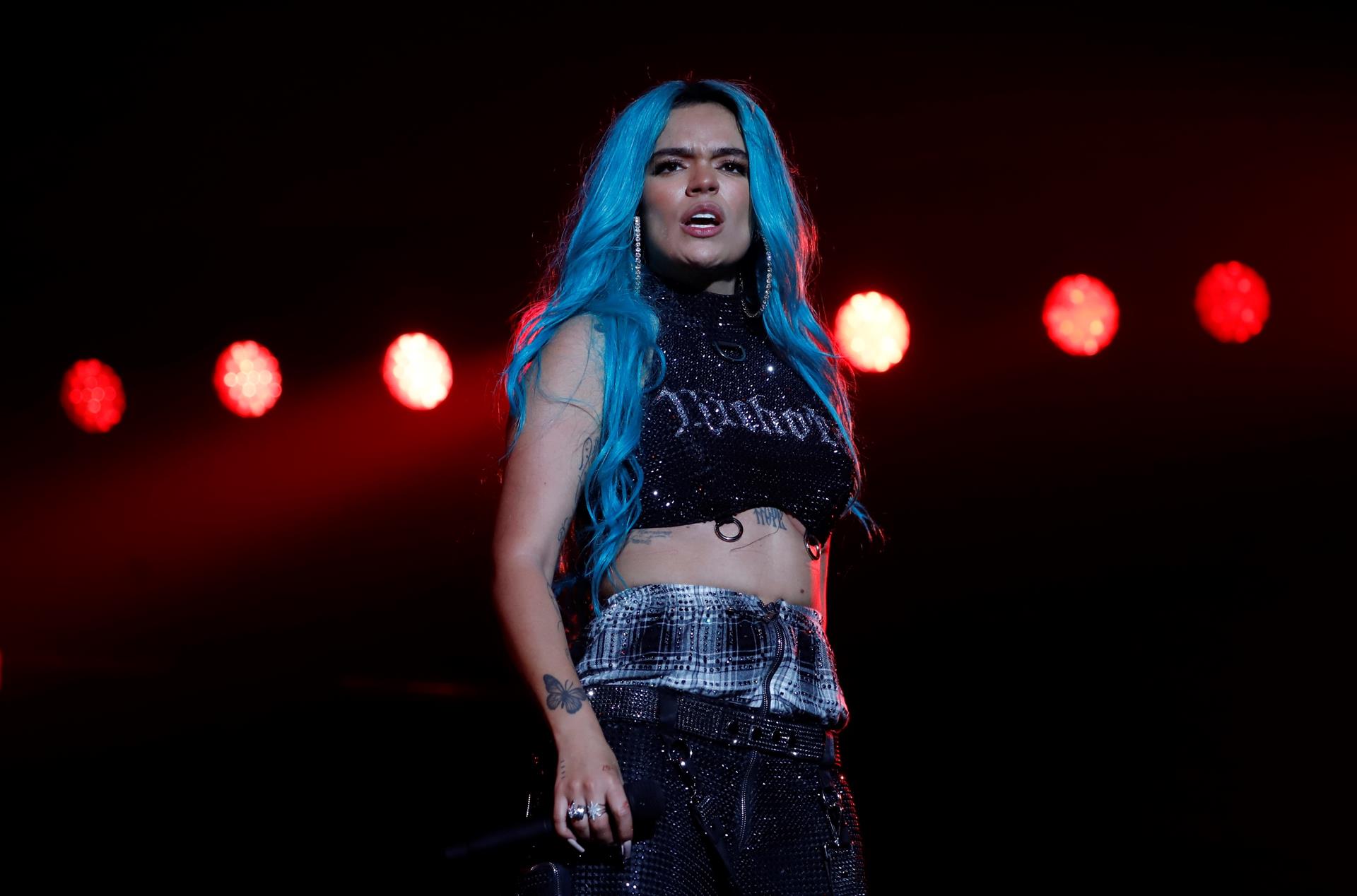 Karol G recibe el premio "Rule Breaker" en la gala Women in Music de ...