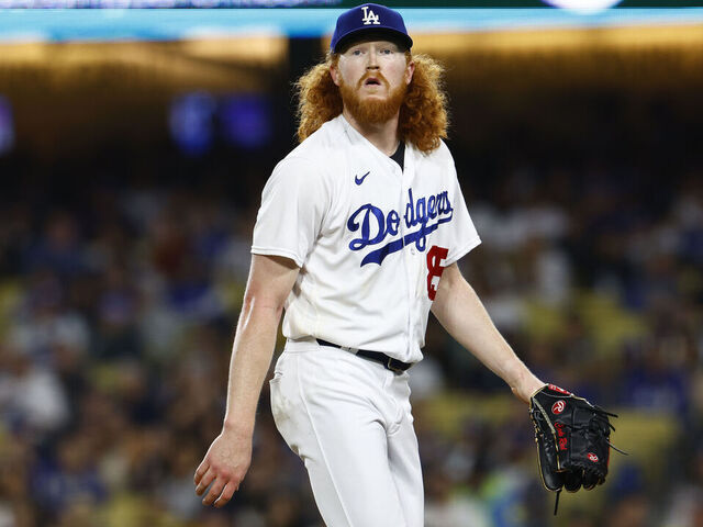 MLB: Dustin May abandona su apertura por dolor en codo derecho