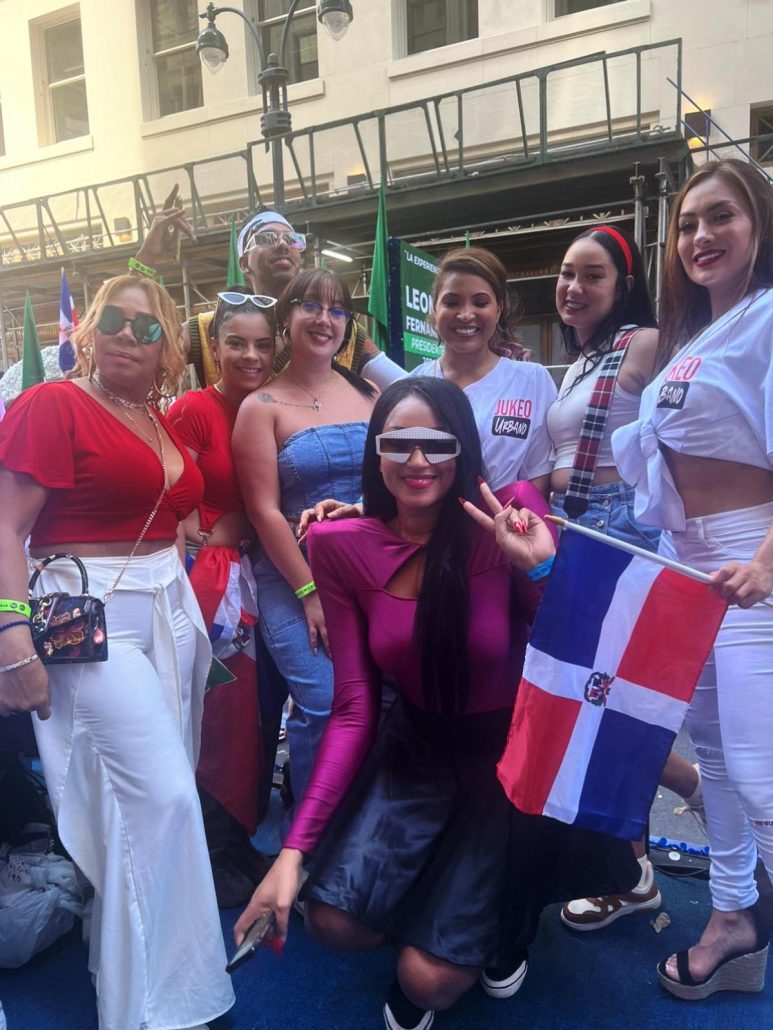 Artistas dominicanos deslumbran en la gran parada de NY | De Último Minuto