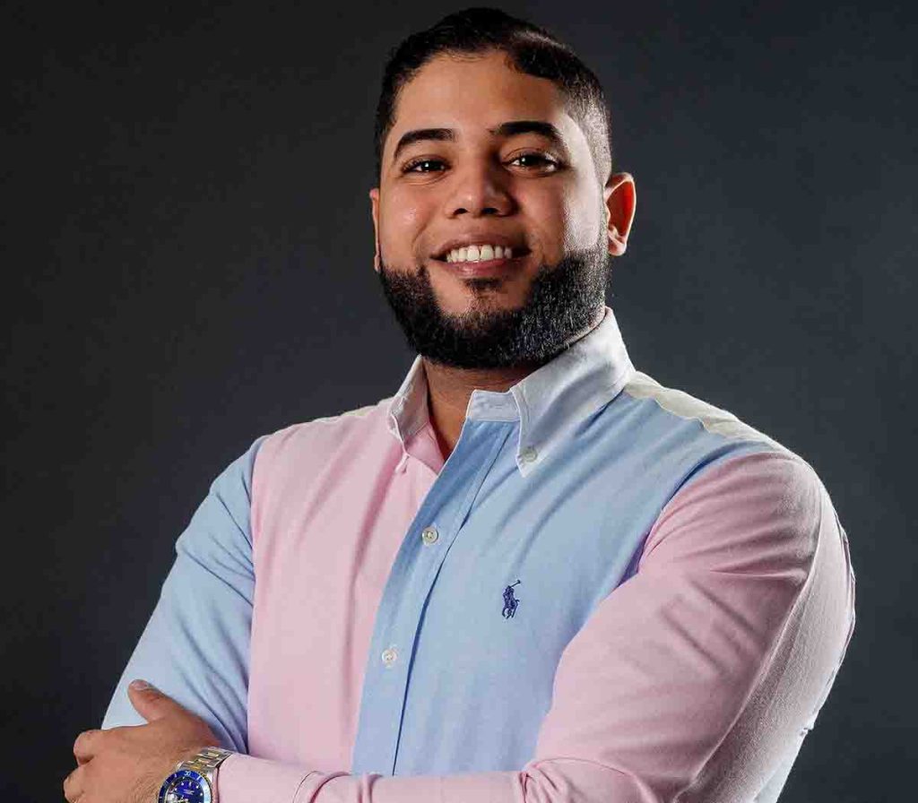 Yeury Bidó entrega útiles escolares en SDN