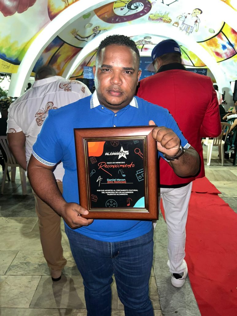 Comunicador Daniel Merán es reconocido en Premios Talentos Alcarrizos ...