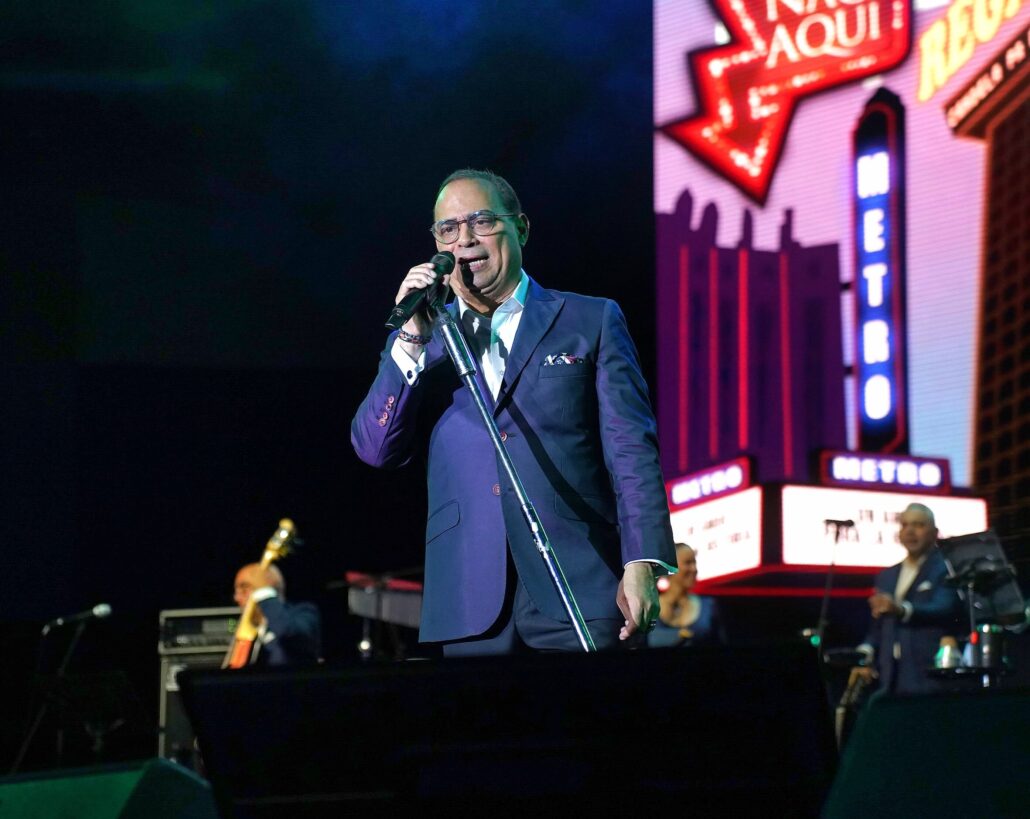 Gilberto Santa Rosa llena de amor y salsa el Pabellón de Voleibol en su “Auténtico Tour”