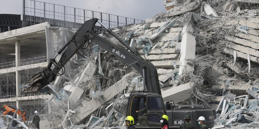 La angustiosa búsqueda de supervivientes en Bangkok