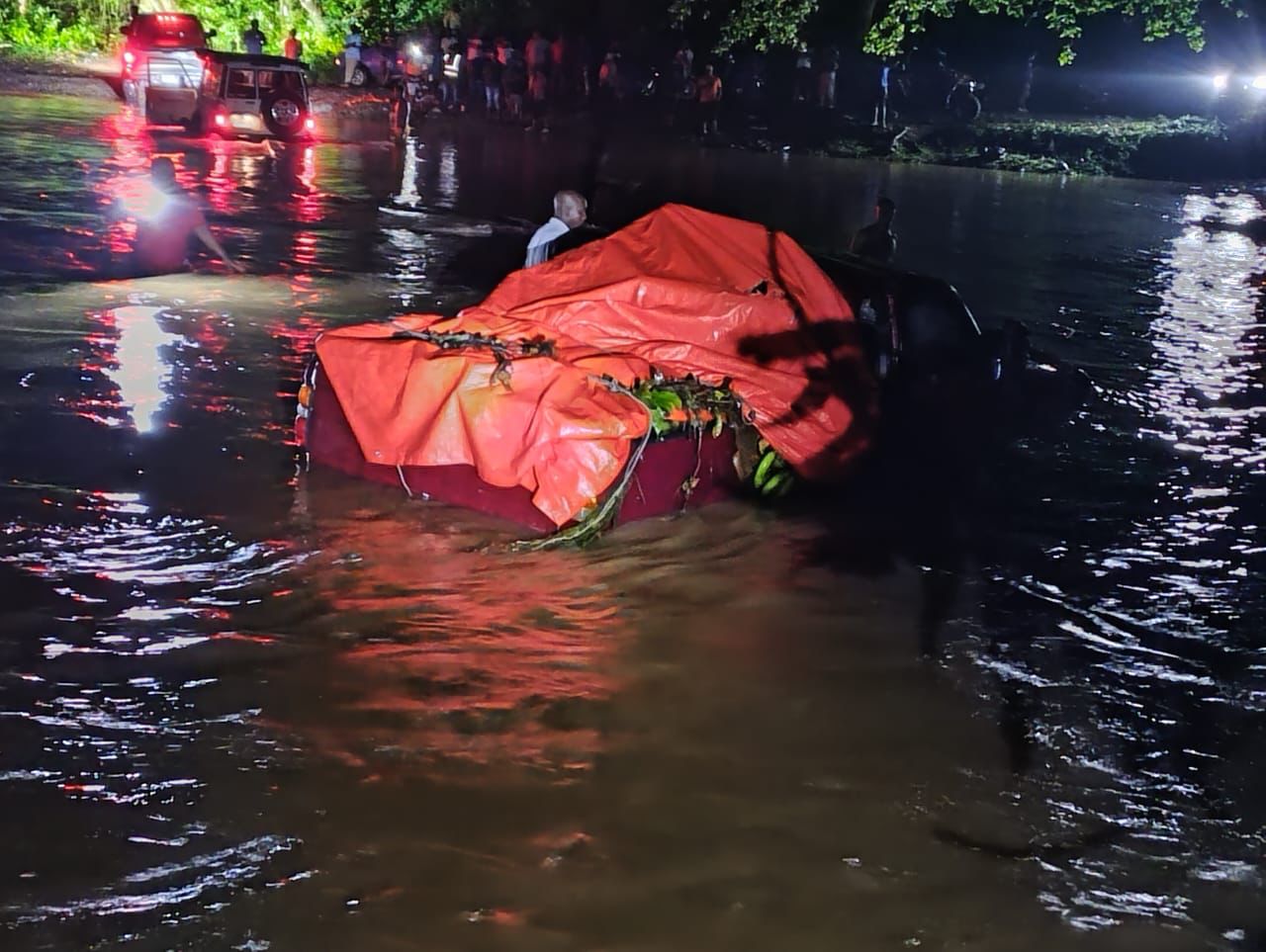 Defensa Civil recupera vehículo arrastrado por el río Guanuma en Mamá ...