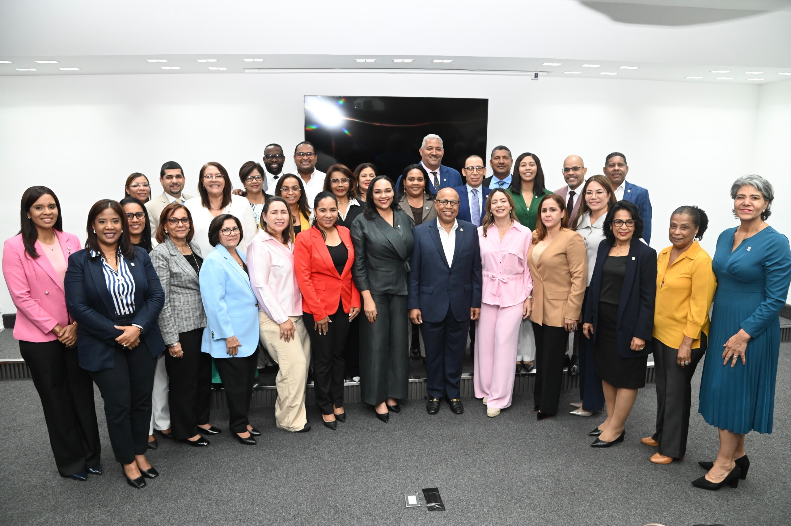 Diputadas impulsan iniciativa para dotar escuelas públicas con kits de ...