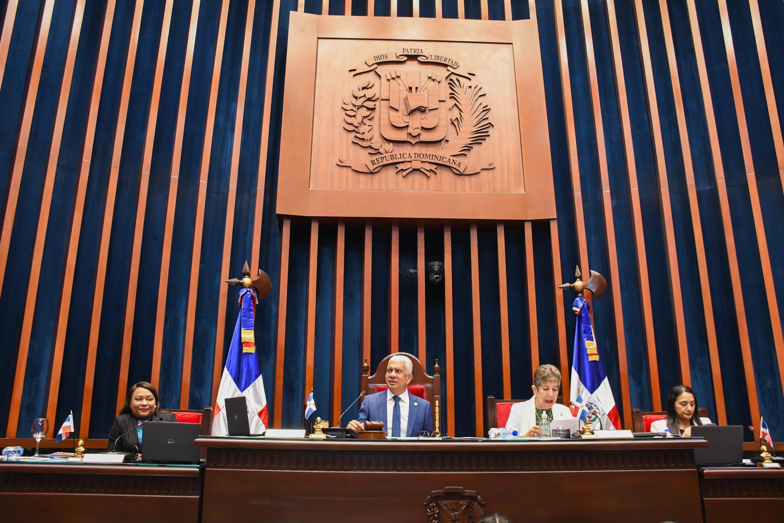 Senadores aprueban fusión del MEPyD y Ministerio de Hacienda