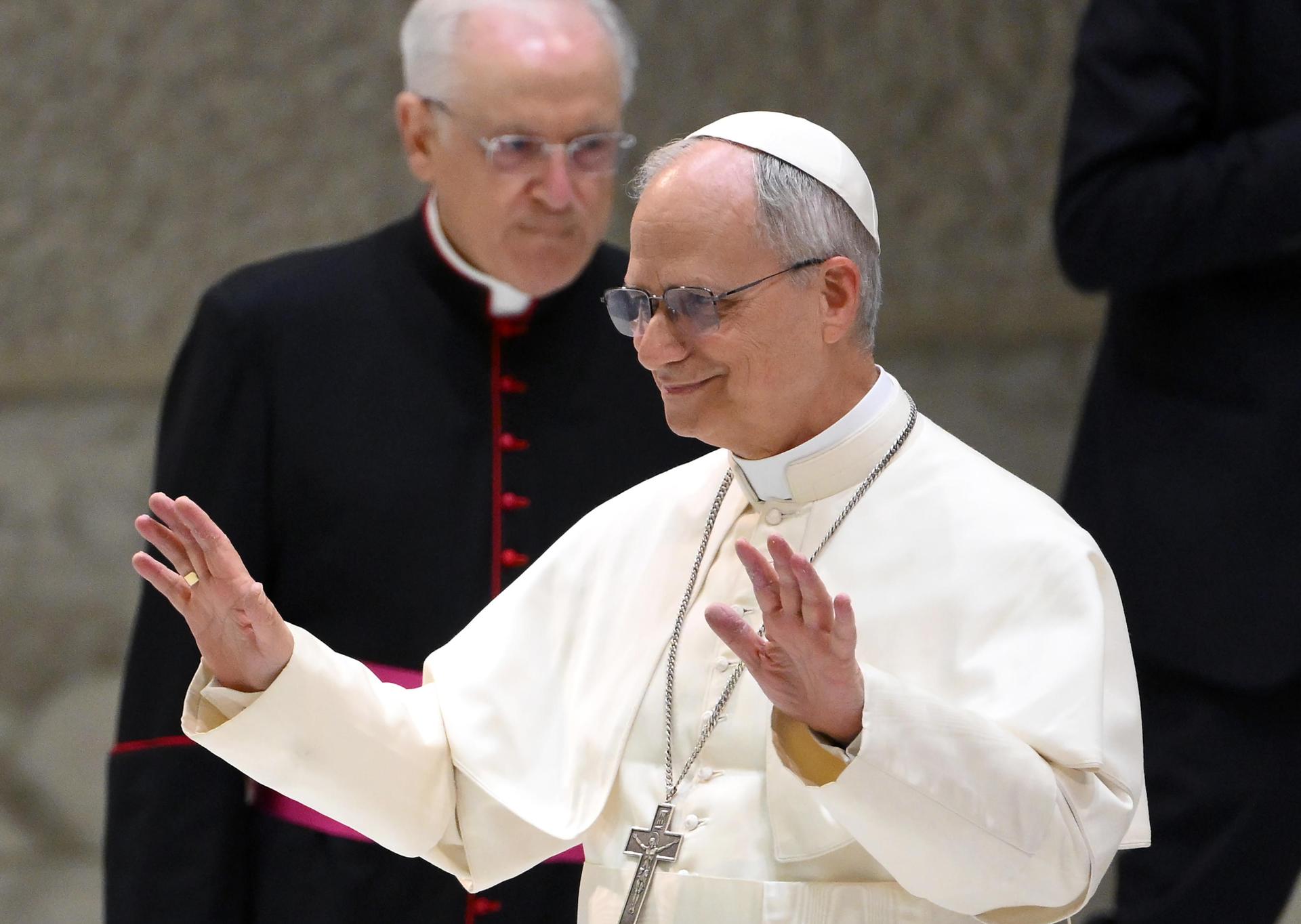 León XIV llama a los líderes del mundo a que se sienten a negociar y ...