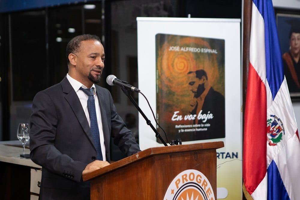 Periodista José Alfredo Espinal pone en circulación su primer libro “En voz baja” | De Último Minuto