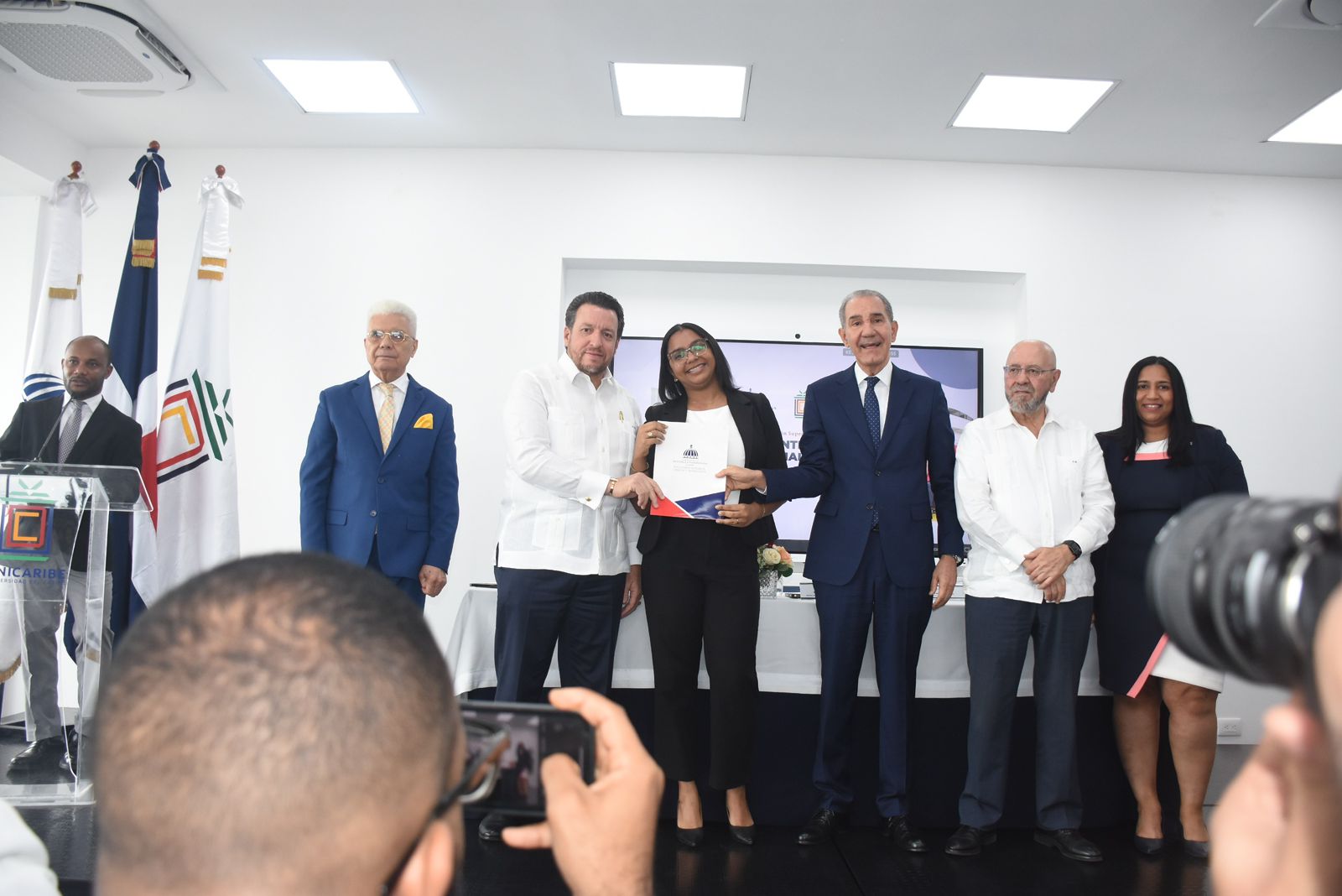 MESCyT entrega más de 200 becas a jóvenes de Unicaribe