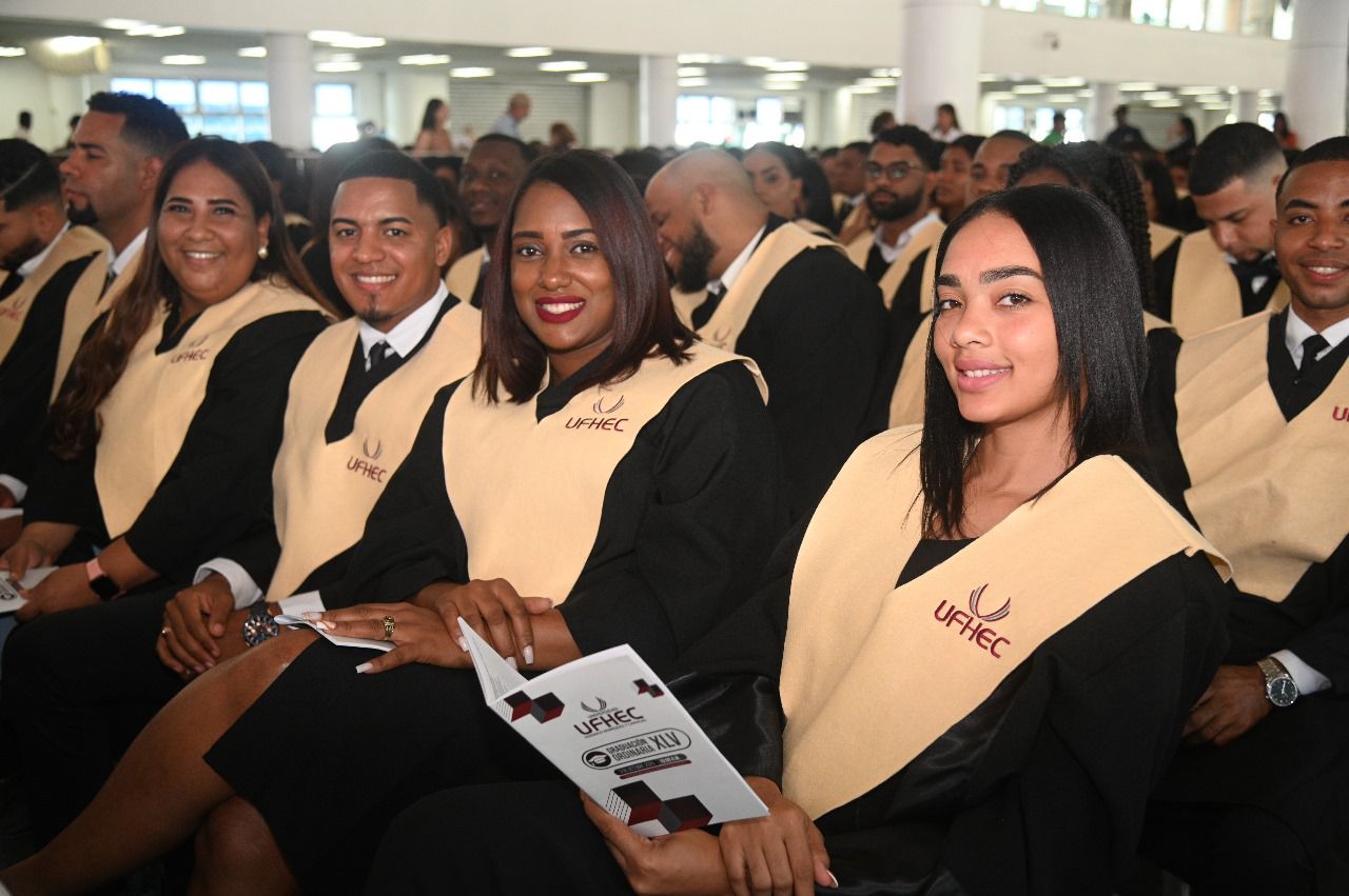 UFHEC gradúa a más de mil profesionales