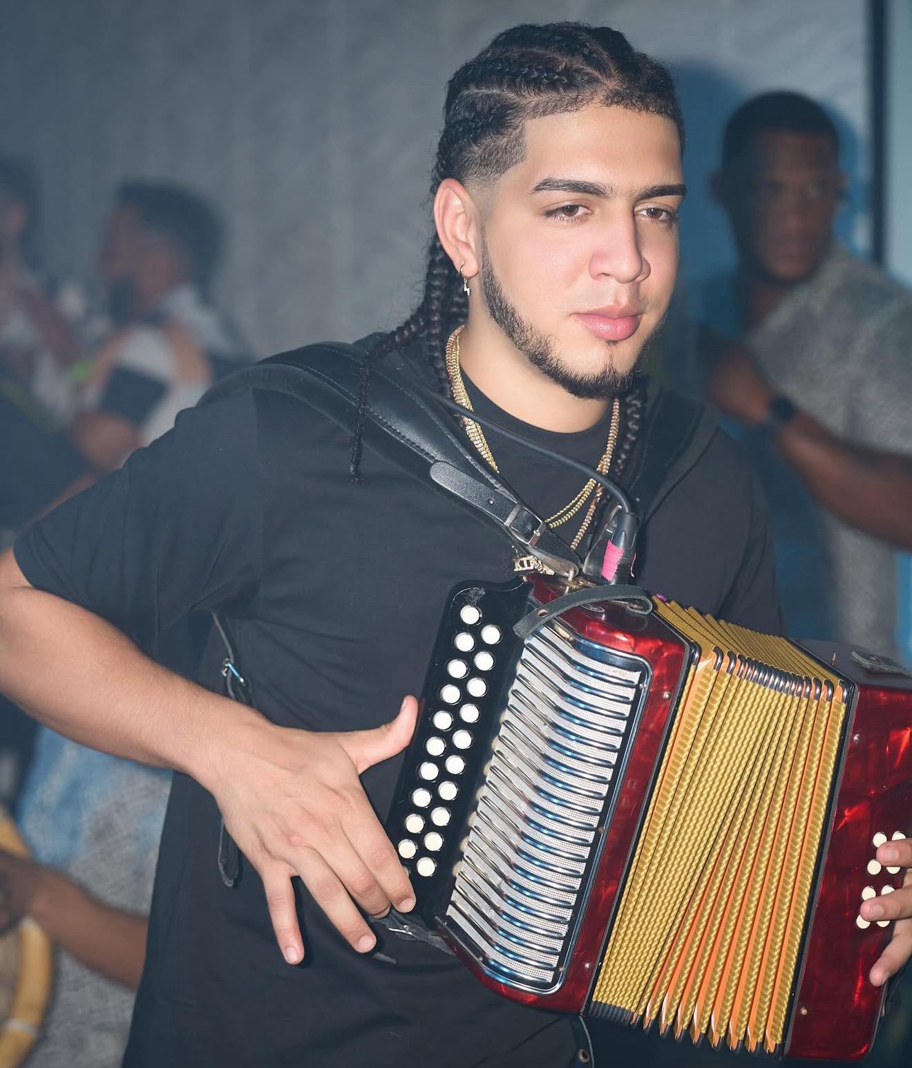 El Rubio Acordeón lanza su nueva canción “Cuéntale”