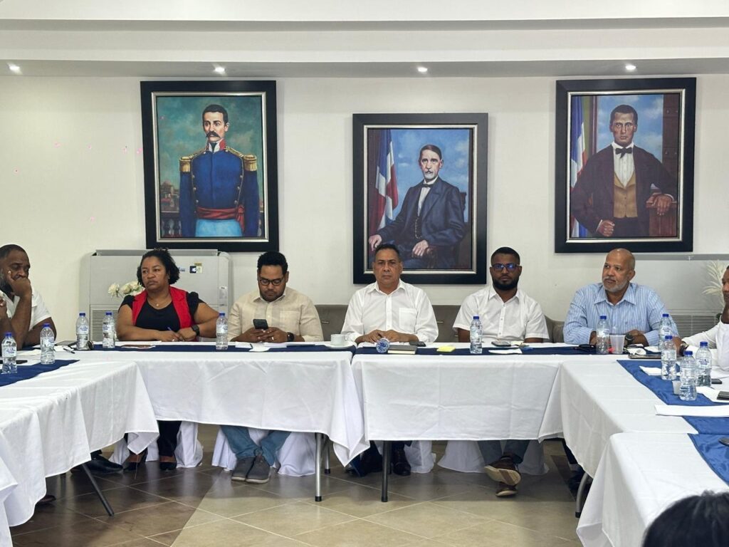 Senador Pedro Tineo encabeza mesa de trabajo con funcionario