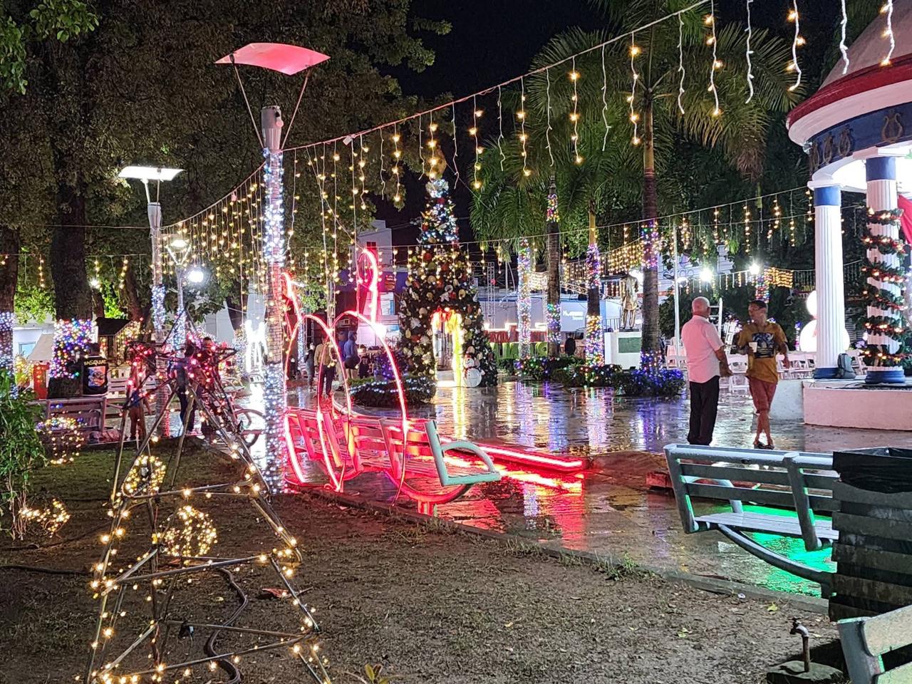 Encendido navideño ilumina el Parque Duarte en Bonao