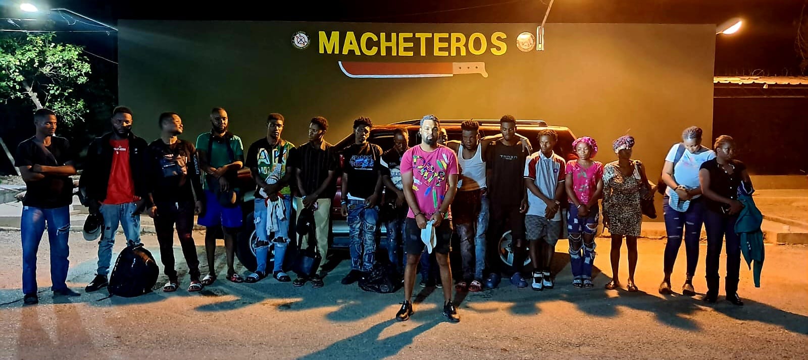 Ejército detiene camioneta con 17 indocumentados en Valverde