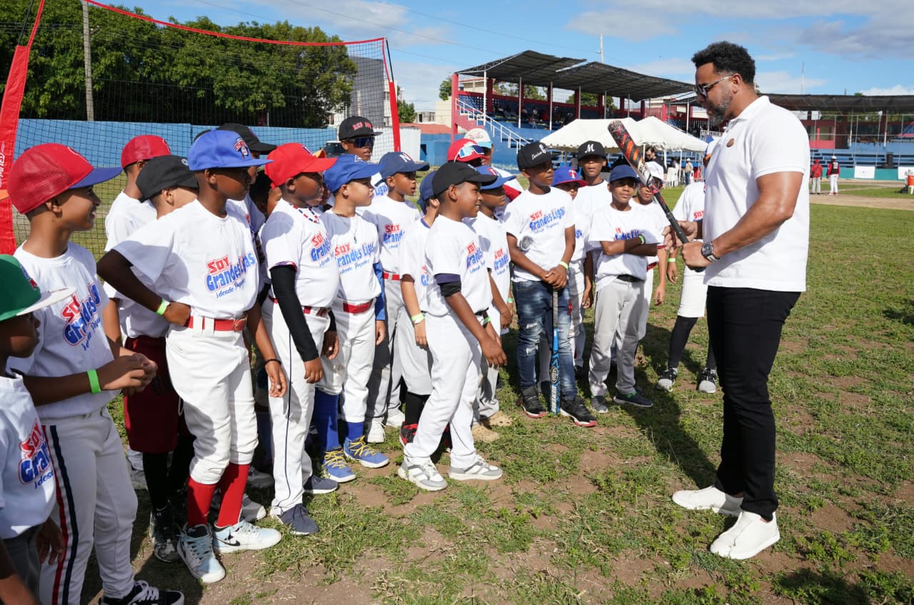 Estadio de Baní acoge clínica regional de béisbol con 230 niños de 10 ...