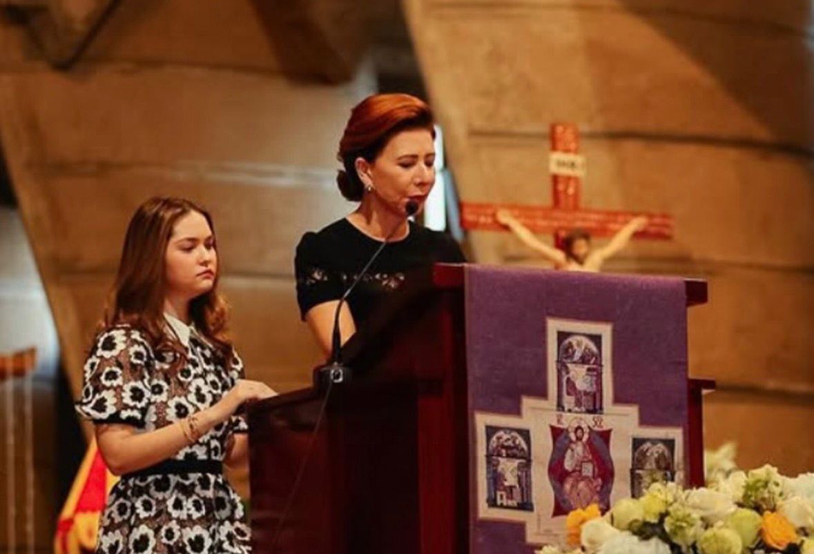 Melba Segura de Grullón eleva oración a Virgen tras duelo