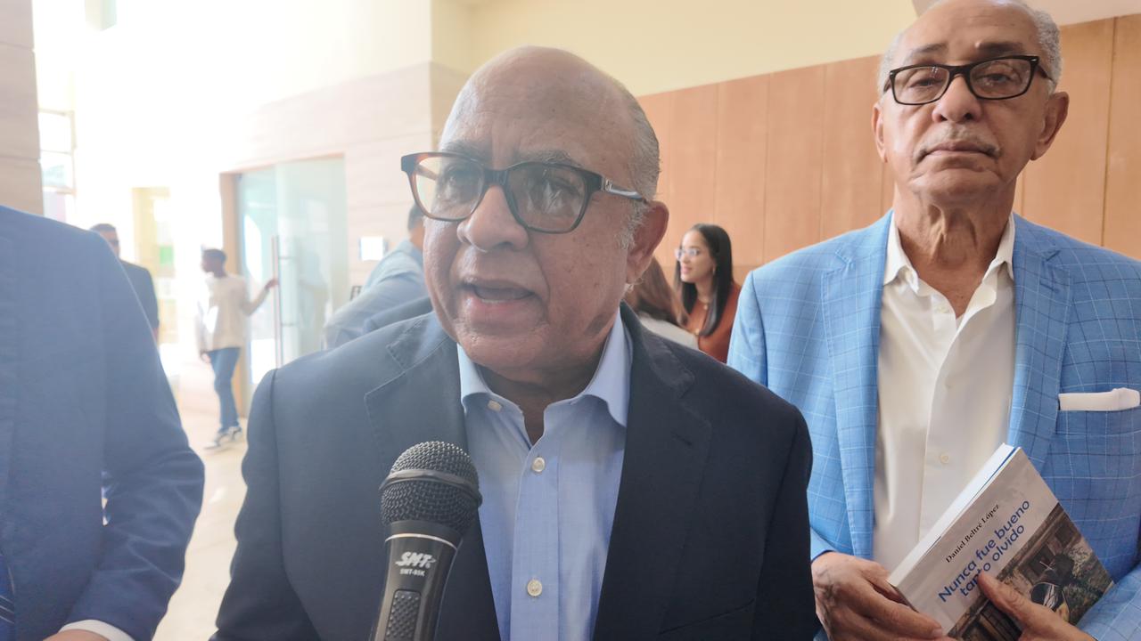 Daniel Beltré presenta su libro Nunca fue bueno tanto olvido