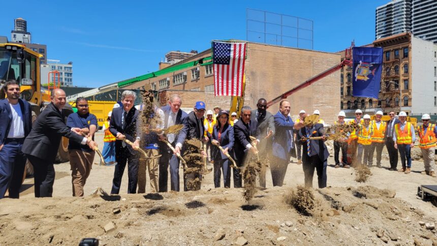 Espaillat y Hochul dan inicio a la fase 2 del Metro de NY