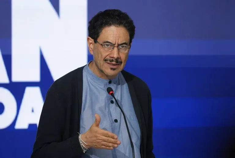 Cepeda dice que Colombia vive severa crisis espiritual
